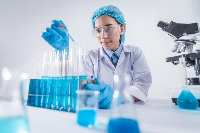 Jak zostać farmaceutą? Ile się zarabia na tym stanowisku? - Blog GoWork.pl