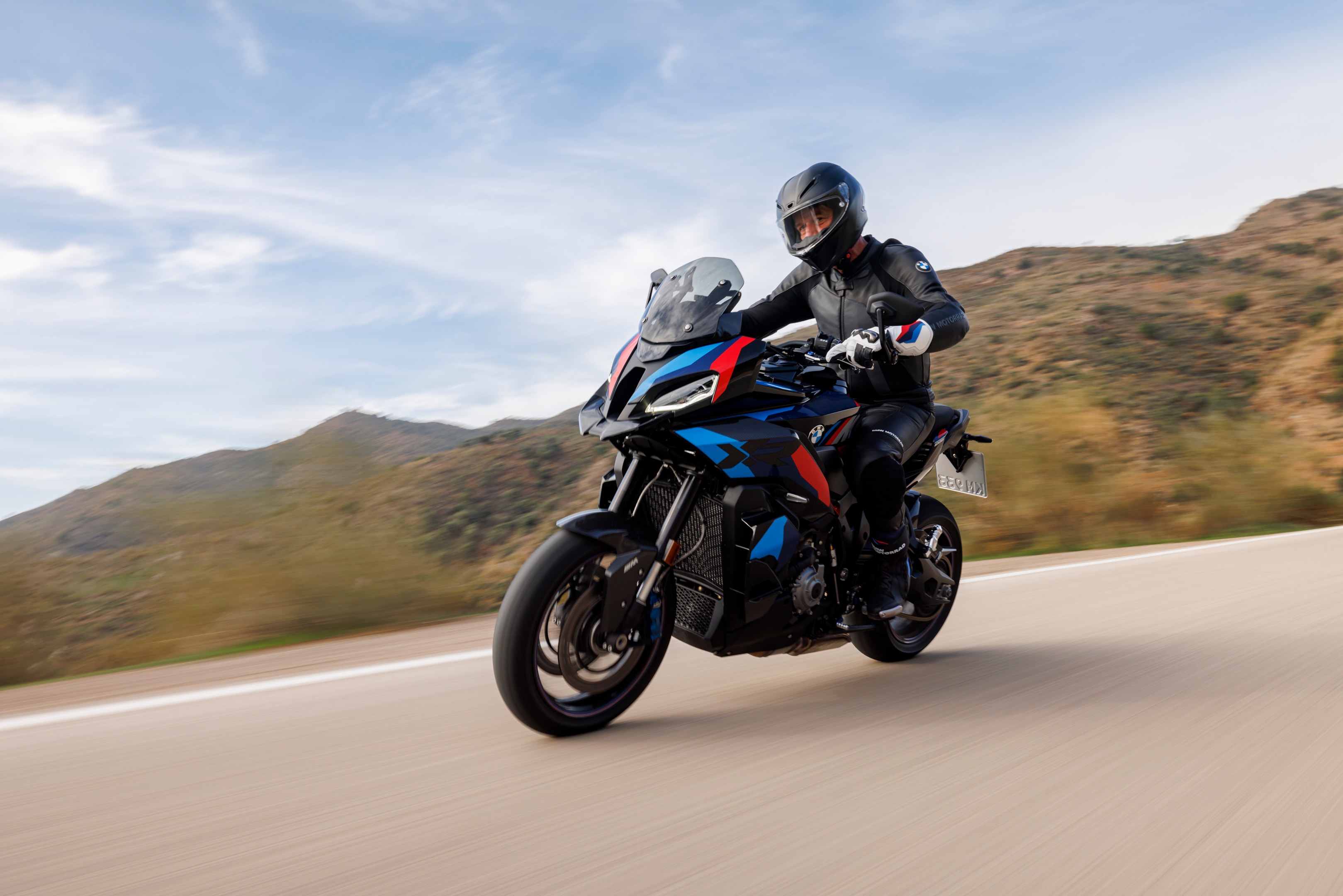 M1000XR VS S1000XR: which sports trail to choose in 2024? | BMW comparison