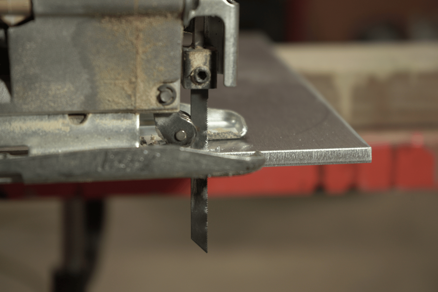 How to Use a Jigsaw Tool - A Comprehensive Guide