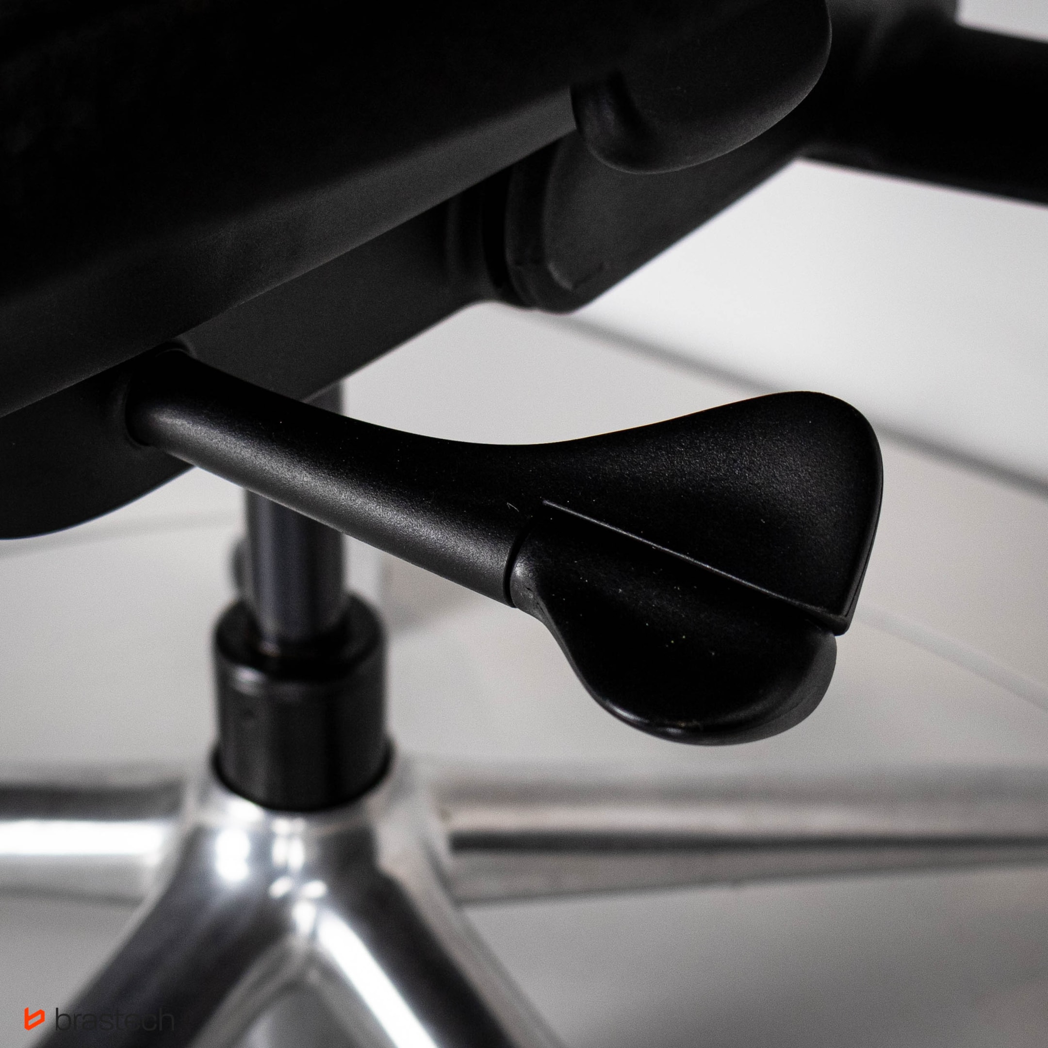 Herman Miller Sayl- fotel zainspirowany mostem Golden Gate. | Brastech